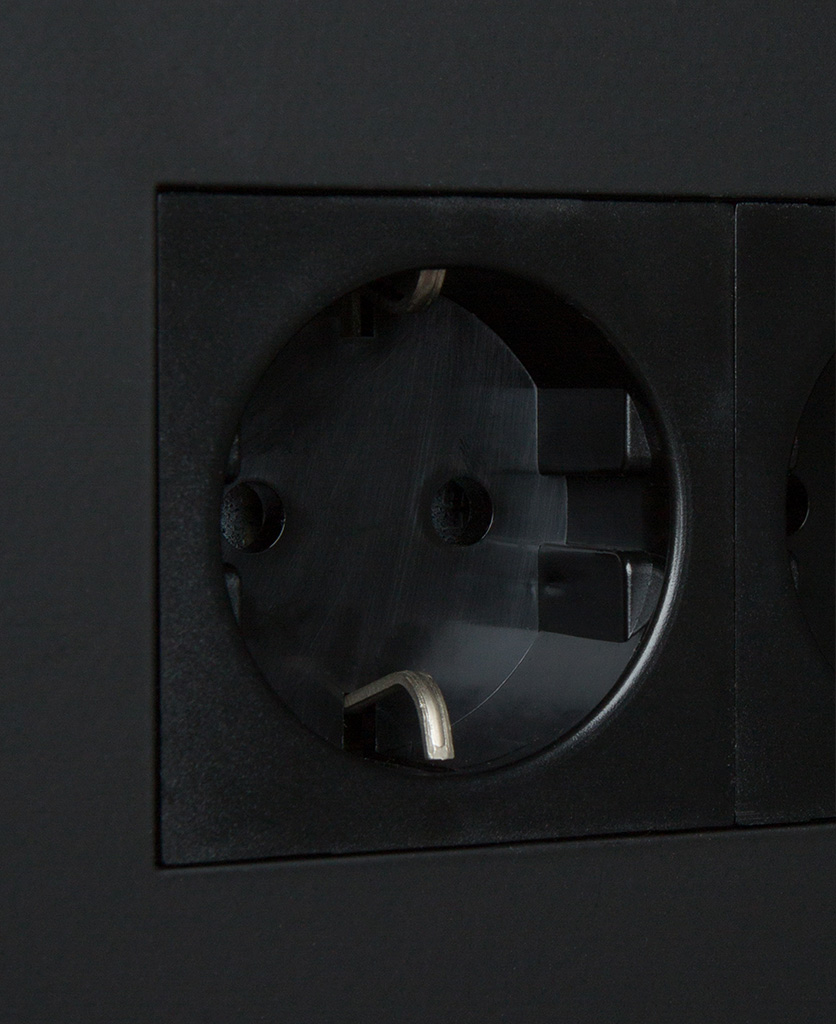 Round 3 Pin Socket 5 Amp Black - Dowsing & Reynolds