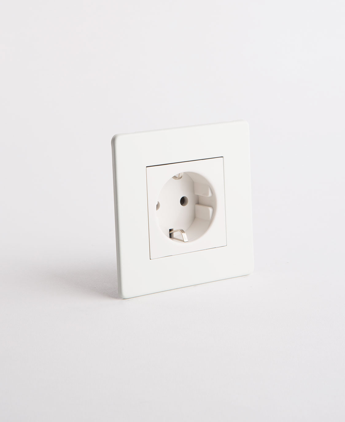 White Schuko Single Socket with Black or White Inserts